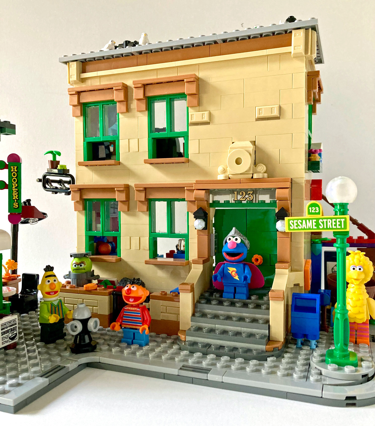 InarticulateQuilter: "The Sesame Street LEGO comes with an Elmo minifig ...